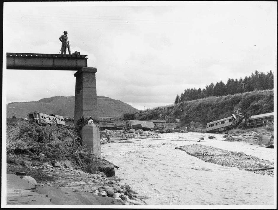 Destroyed railway bridge at Tangiwai | NZHistory, New Zealand history ...
