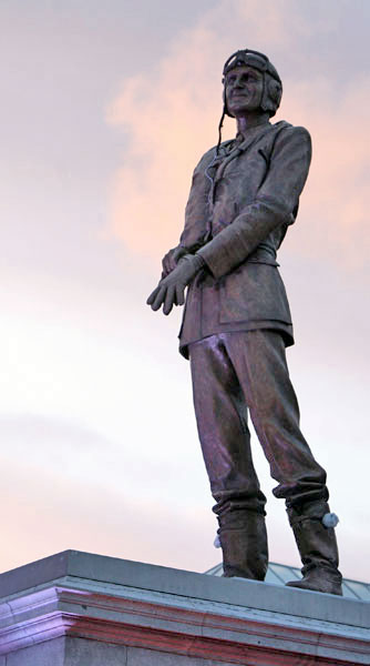 Sir Keith Park statue | NZHistory, New Zealand history online