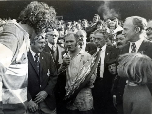 Sid Going hands over the Ranfurly Shield to Auckland | NZHistory, New ...