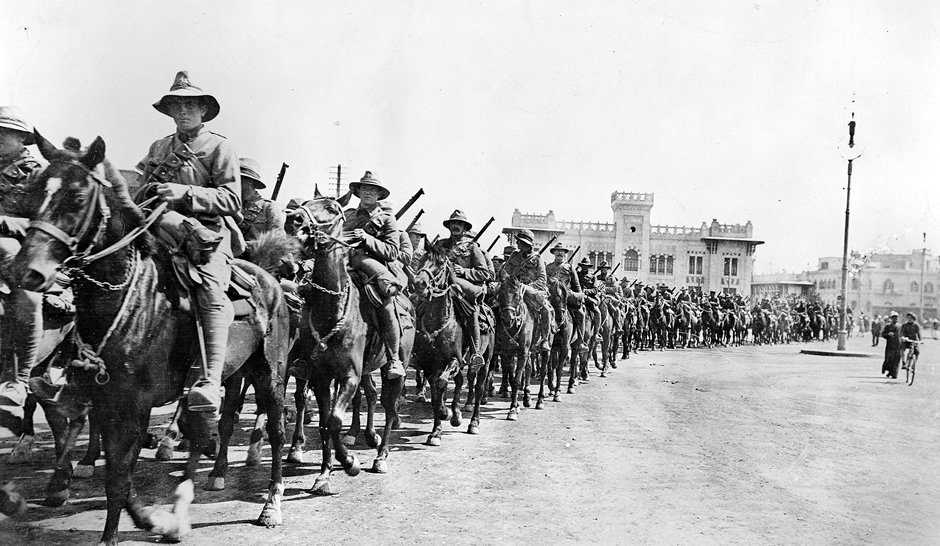 New Zealand Mounteds ride through Cairo | NZHistory, New Zealand ...