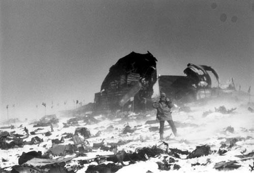 Erebus disaster recovery work during blizzard